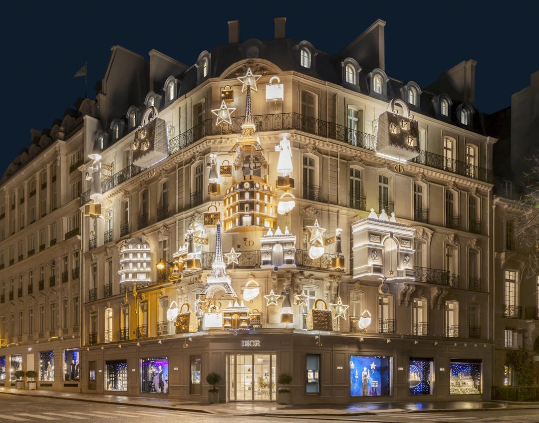 Dior illumine le 30 Montaigne avec des décorations... - LVMH