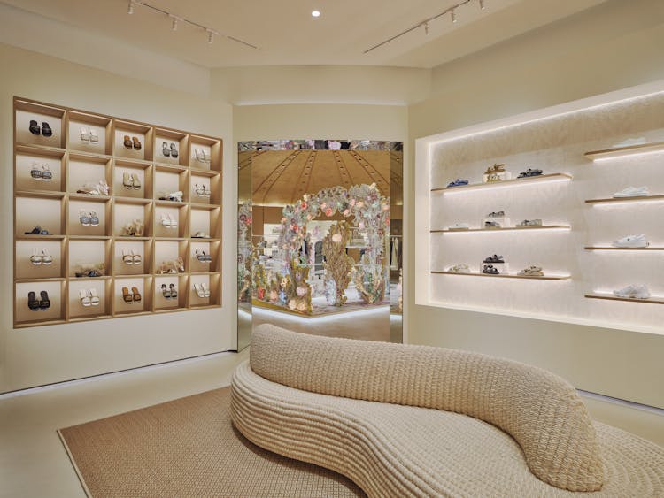 Dior Gold House in Bangkok, an extraordinary stop ... - LVMH