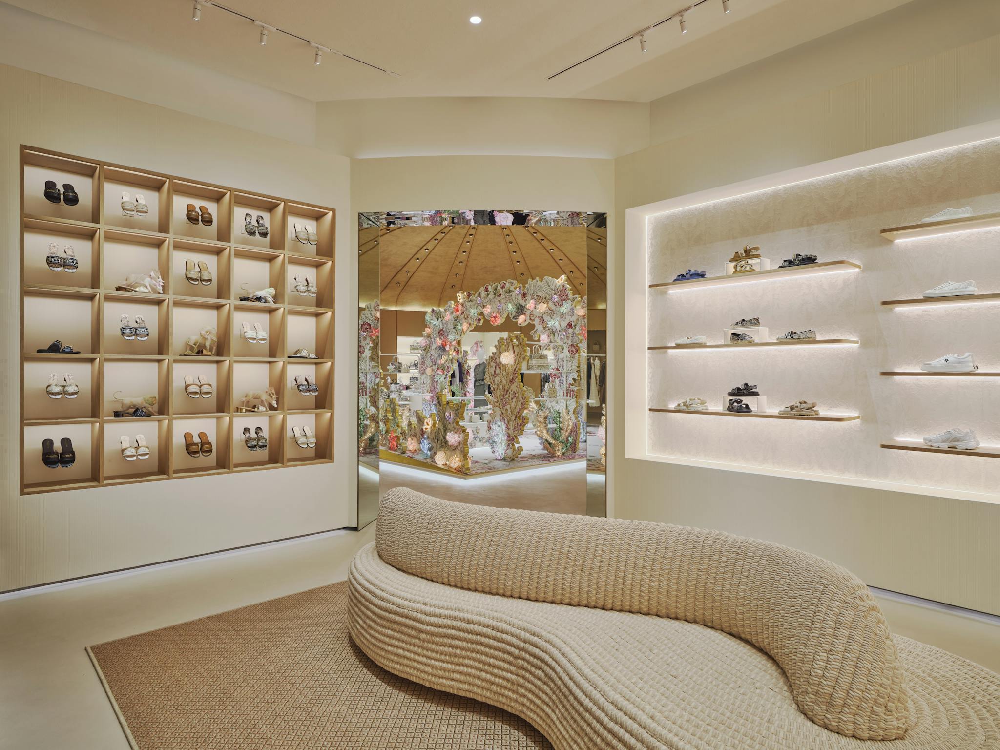 Dior Gold House in Bangkok, an extraordinary stop ... - LVMH