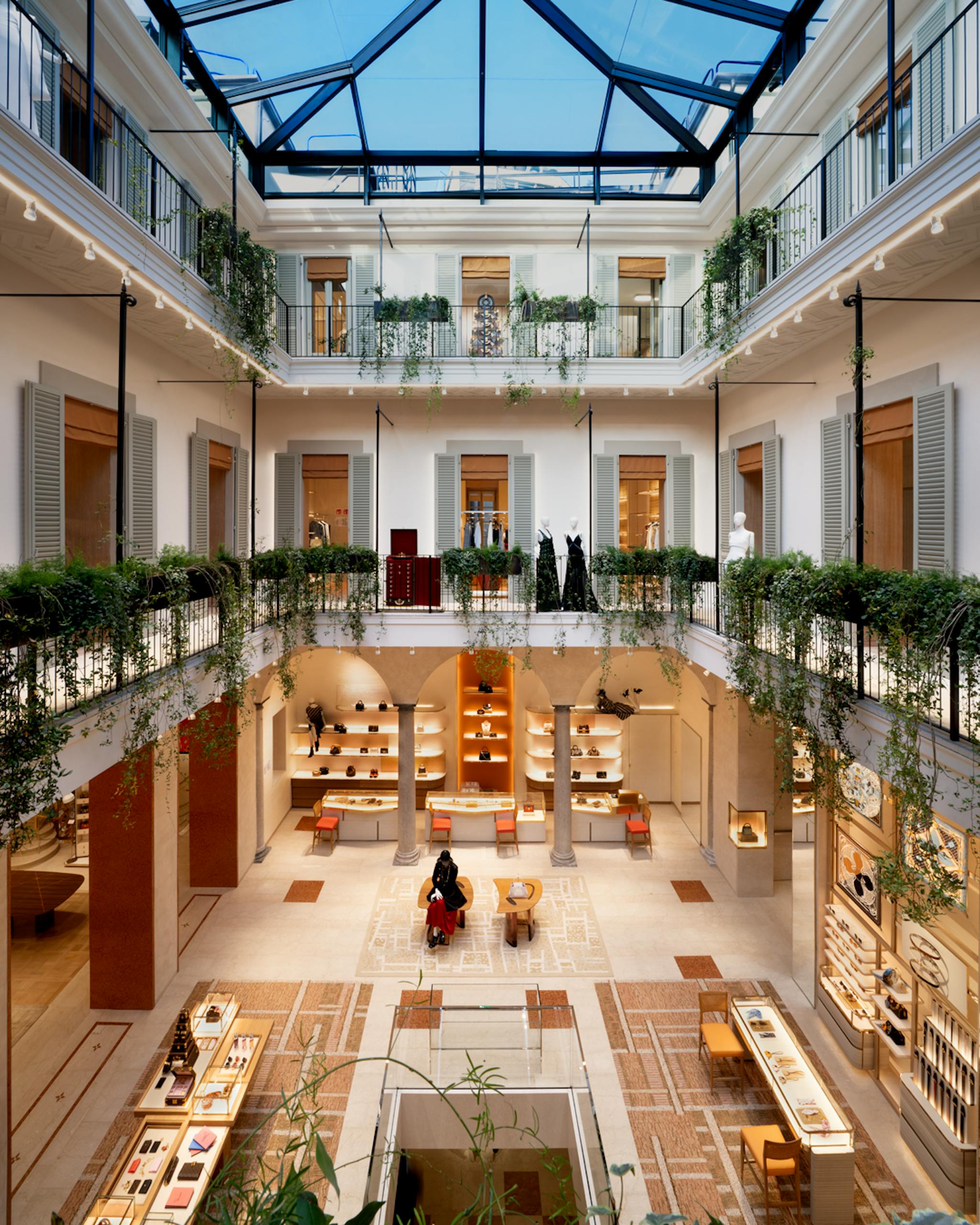 Louis Vuitton riapre il flagship di Milano, un tri... - LVMH