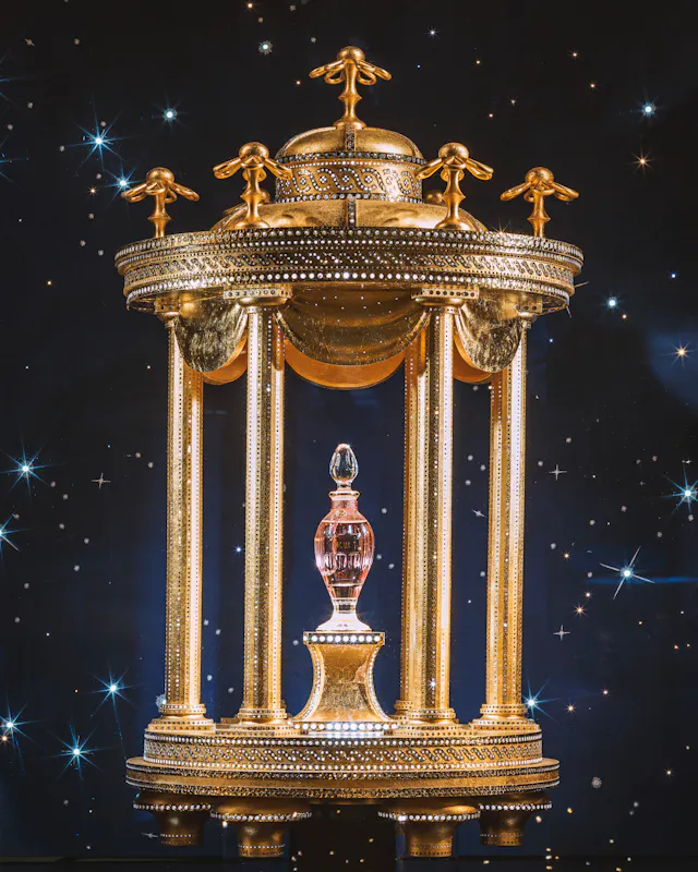 Dior unveils holiday windows and stunning facade a... - LVMH