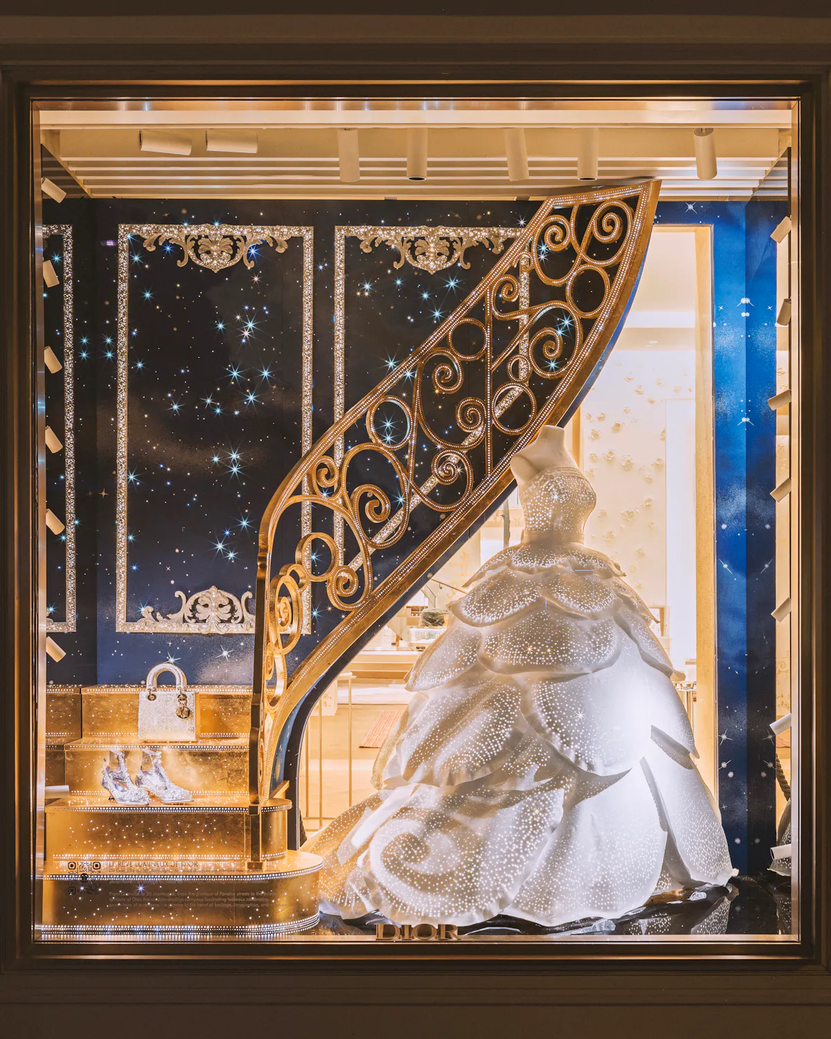 Pour les fêtes de fin d’année, Dior dévoile le déc... - LVMH