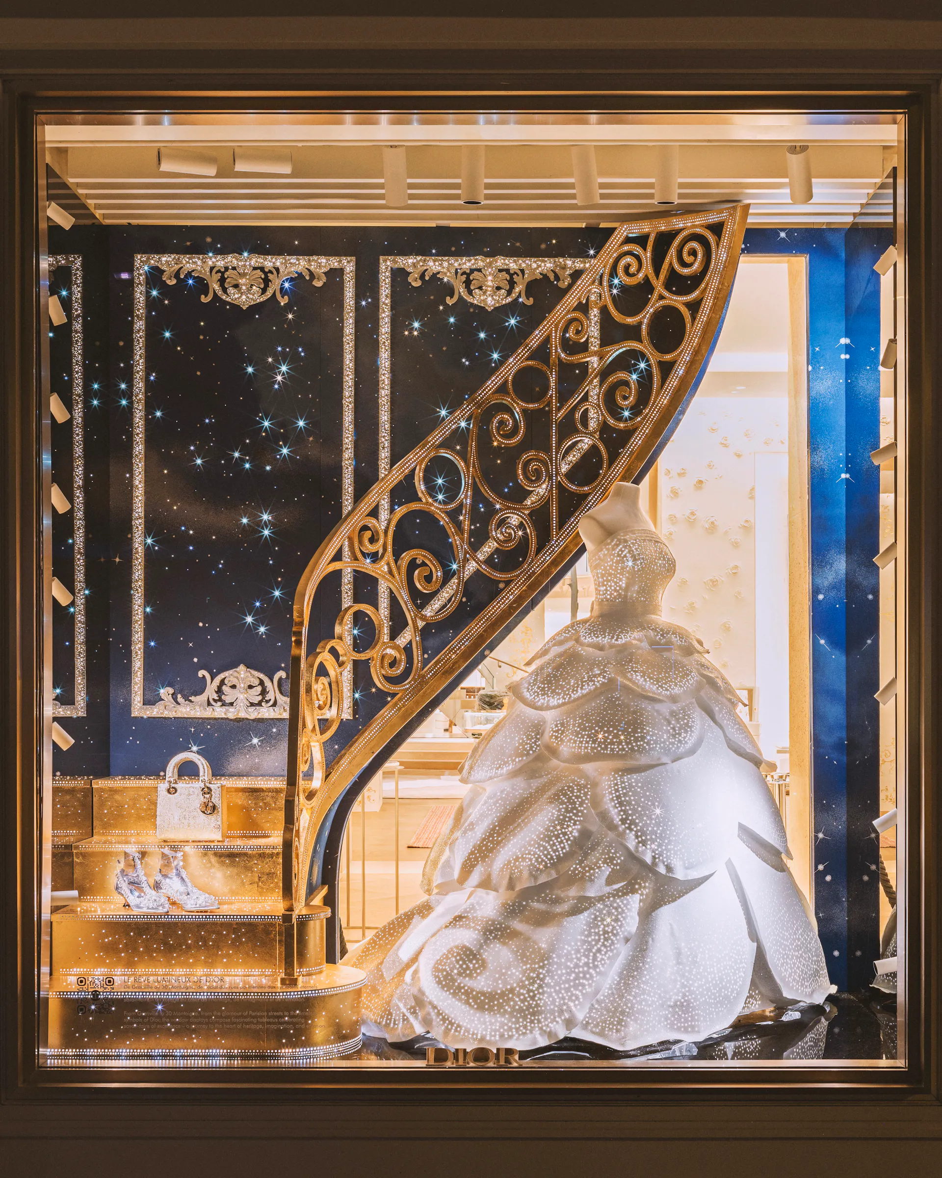 Dior unveils holiday windows and stunning facade a... - LVMH