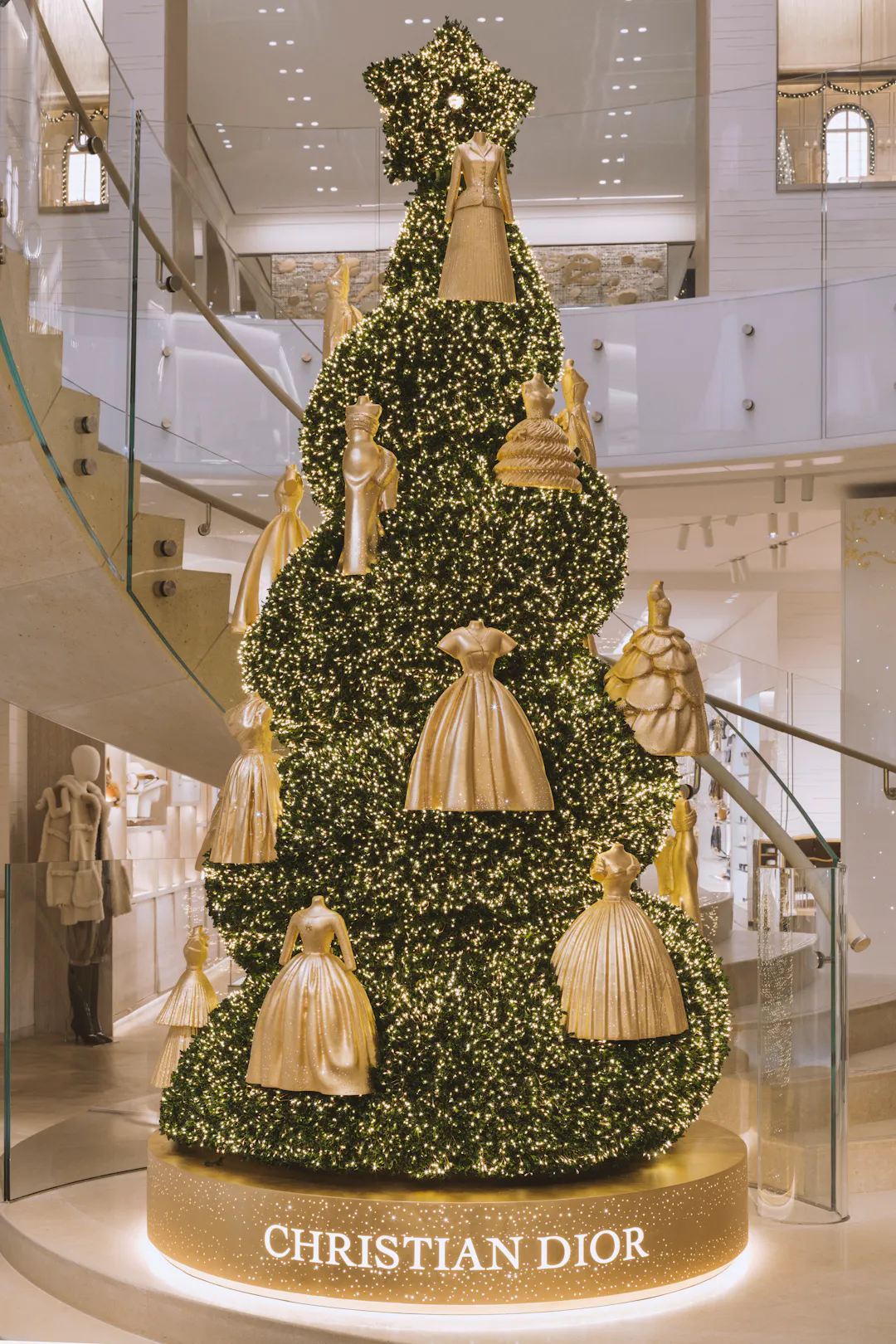 Dior unveils holiday windows and stunning facade a... - LVMH