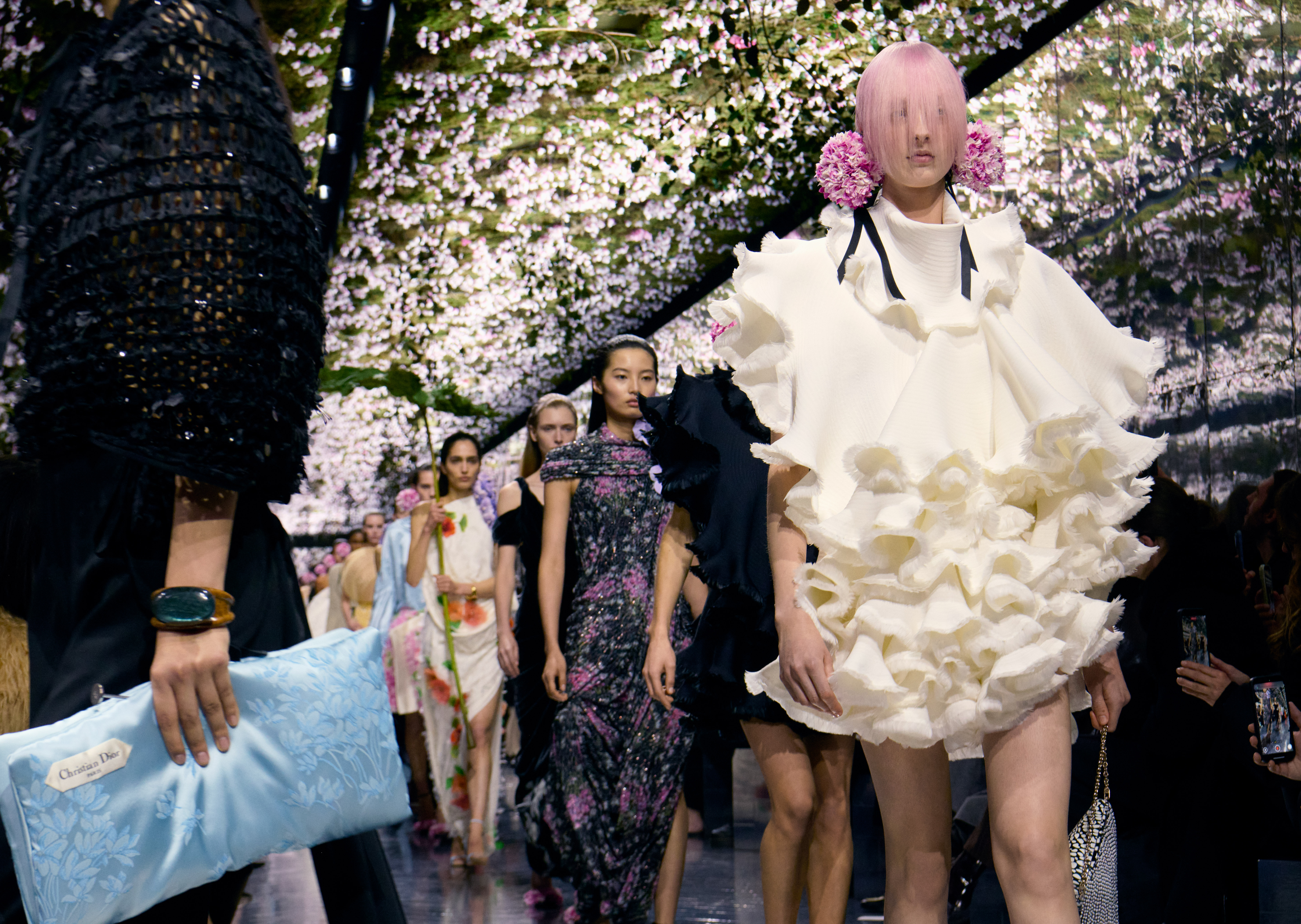 Jonathan Anderson presents debut Dior haute coutur... - LVMH