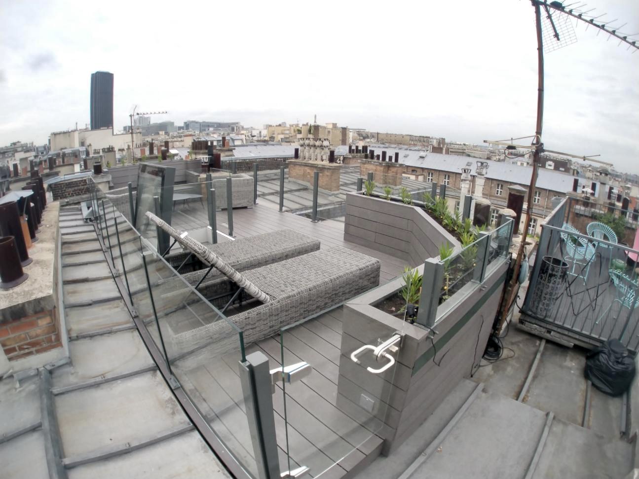 Escalier gain de place en colimaçon pour accéder au rooftop • Manufactura