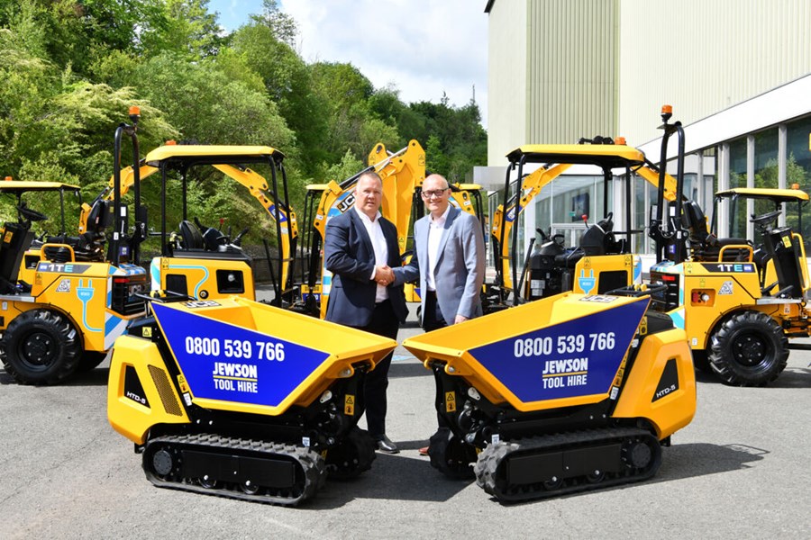JCB tar hem stororder på 900 maskiner