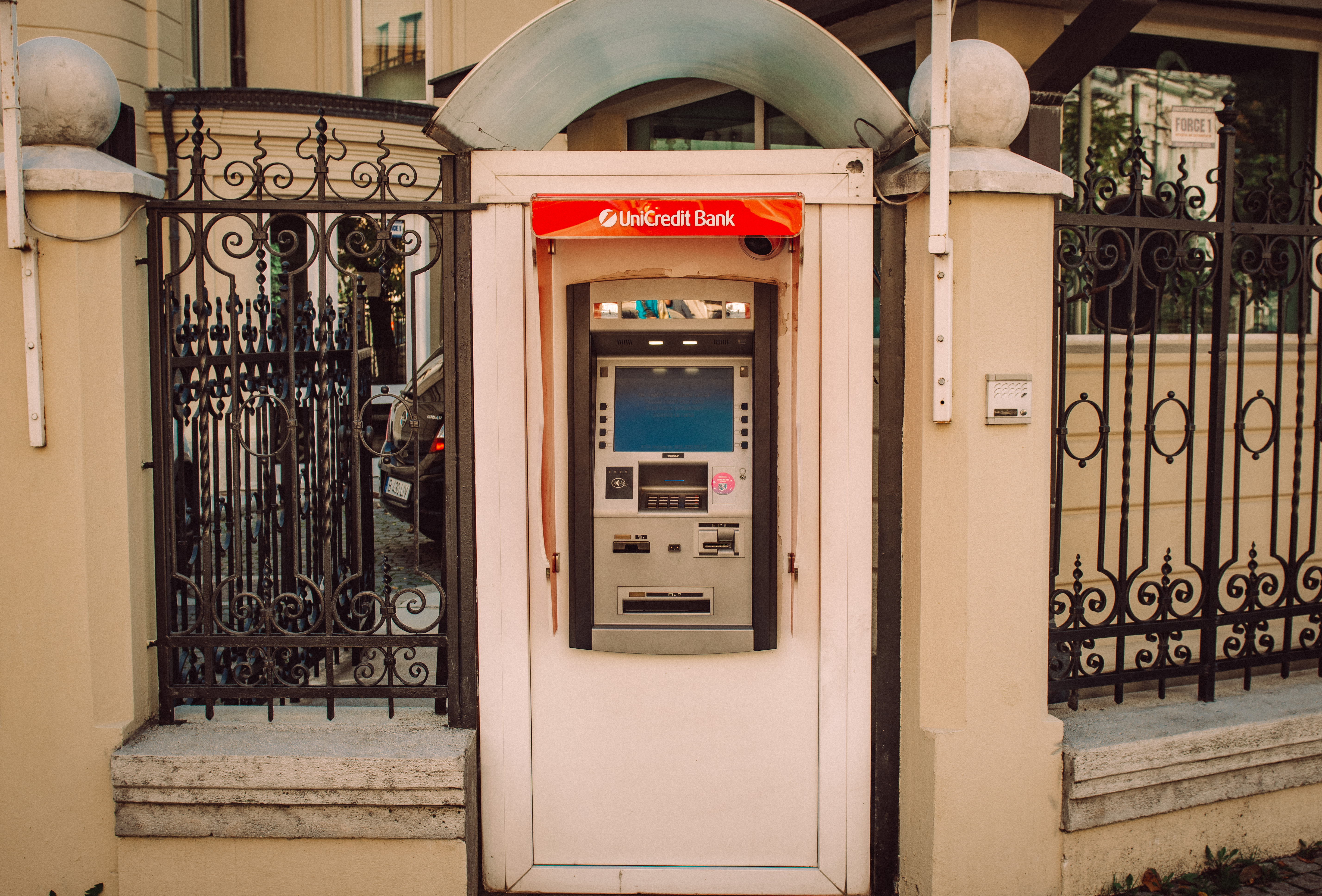 Pot scoate bani de pe un card din străinătate în România
