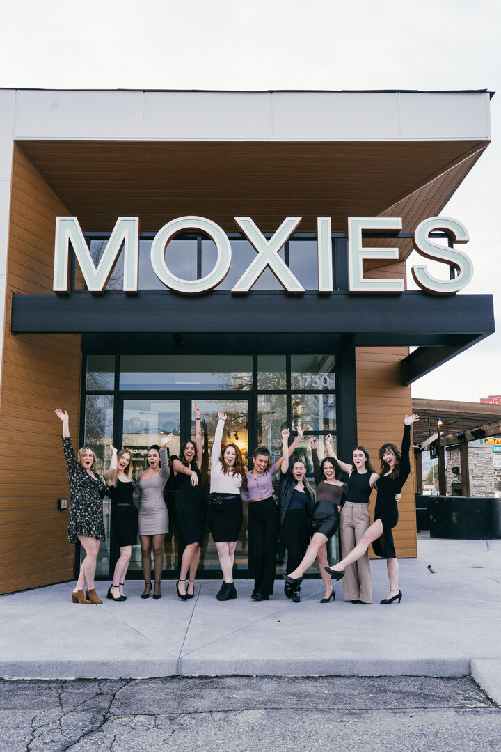 | servers, bartenders, chefs, and managers jobs | Moxies Restaurant