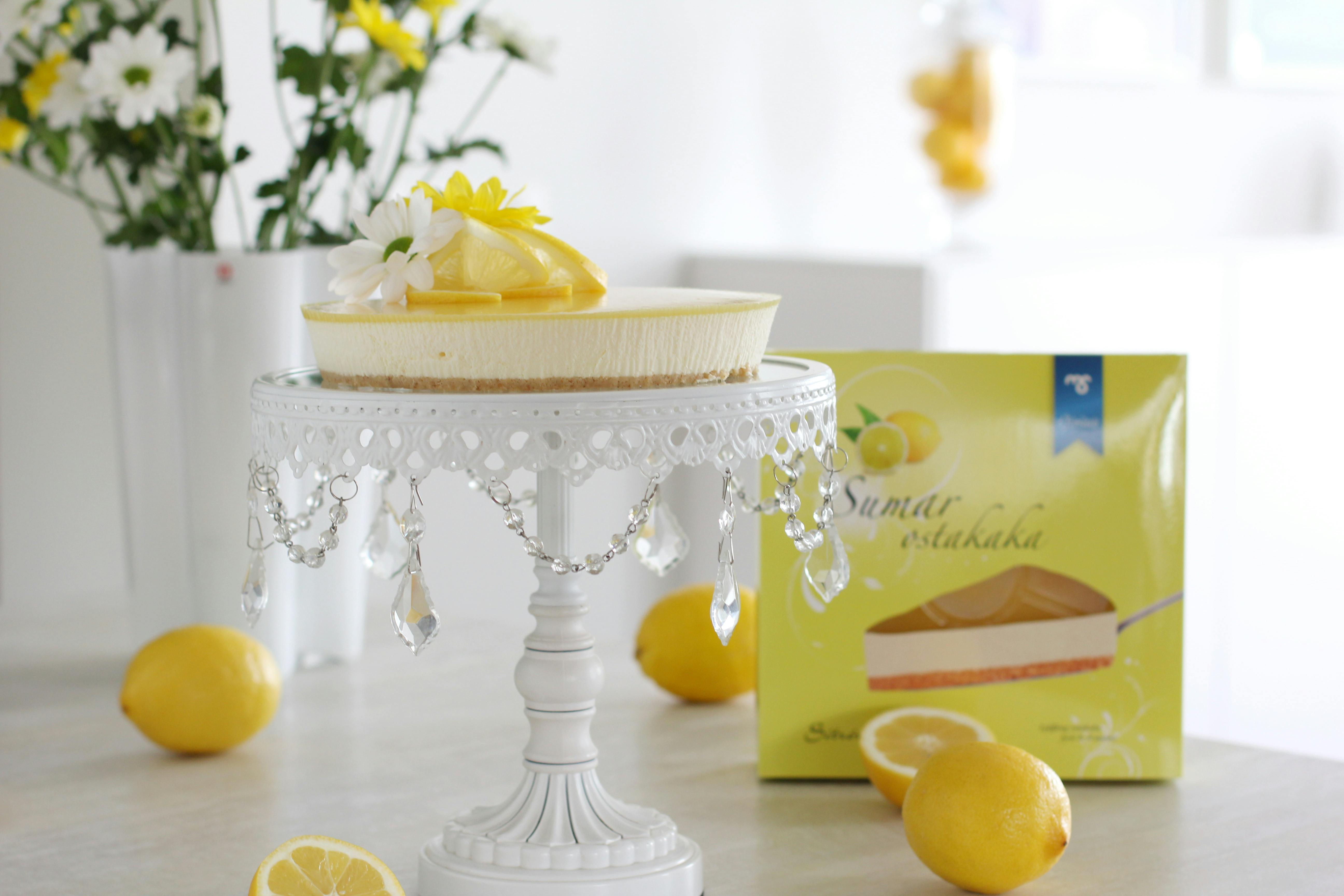 Frísklega Sumarostakakan með sítrónu svalar bragðlaukunum ...