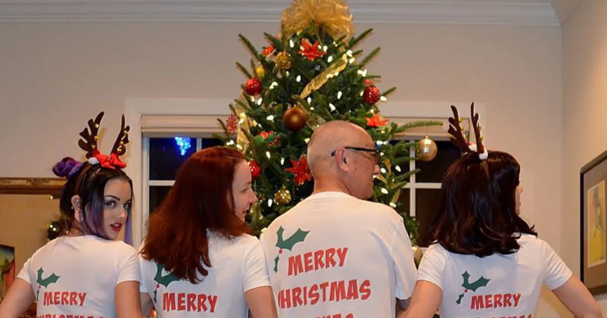People are upset about this family’s inappropriate Christmas photo ...