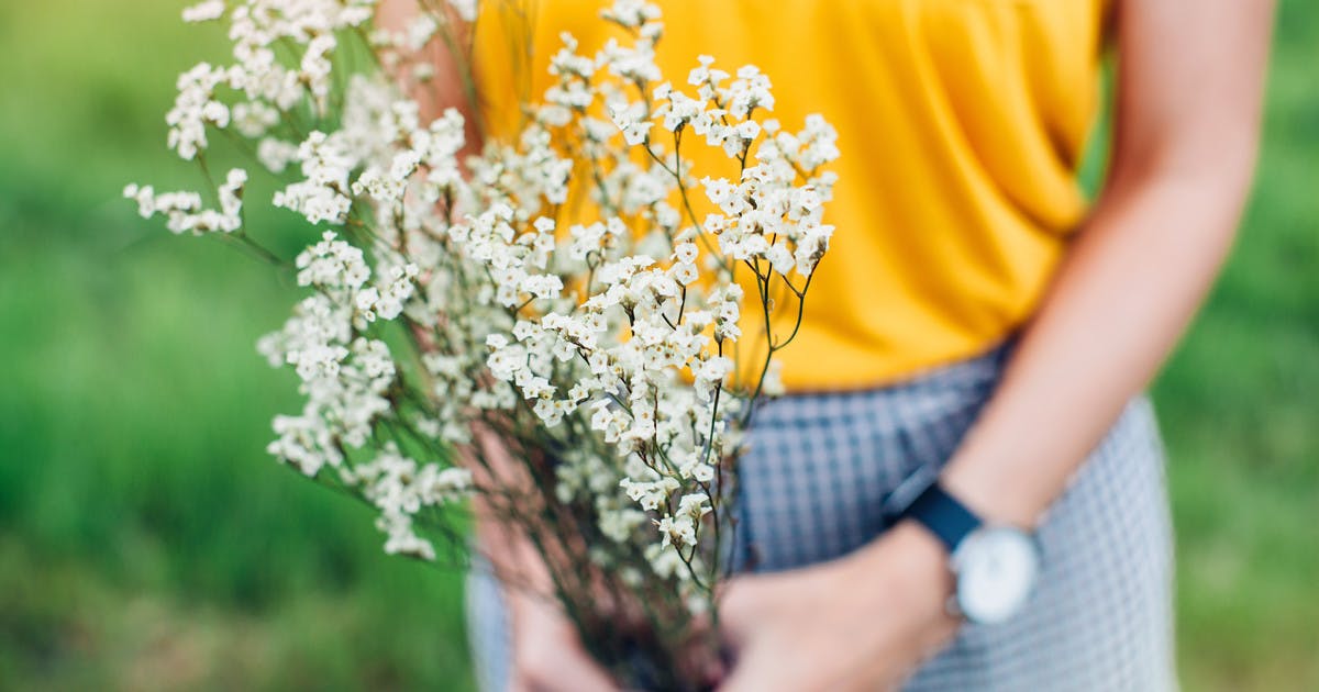 Parents hand out flowers to boost unity after Brexit - Netmums