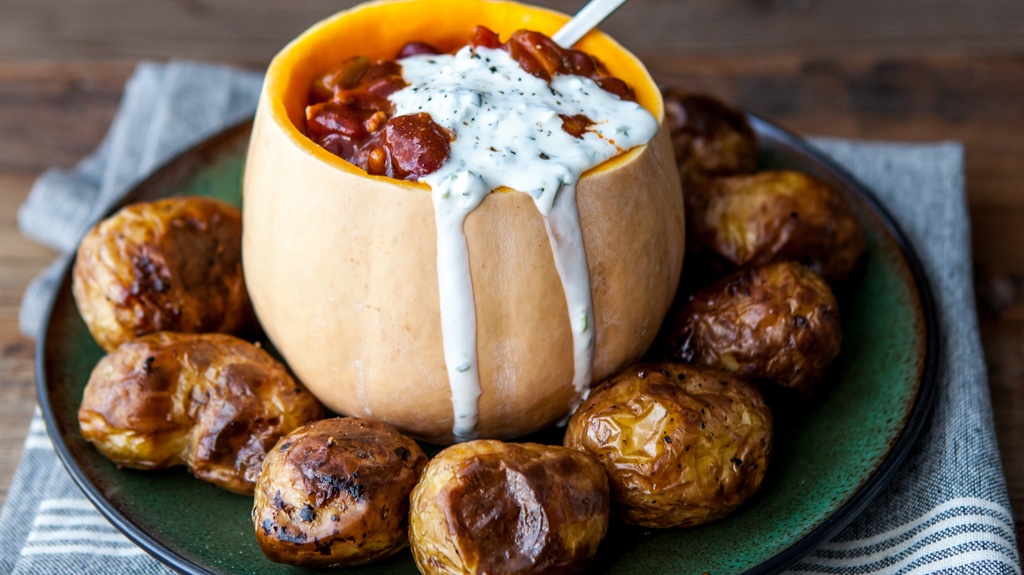 Pumpkin chilli with mini jacket potatoes recipe - Netmums