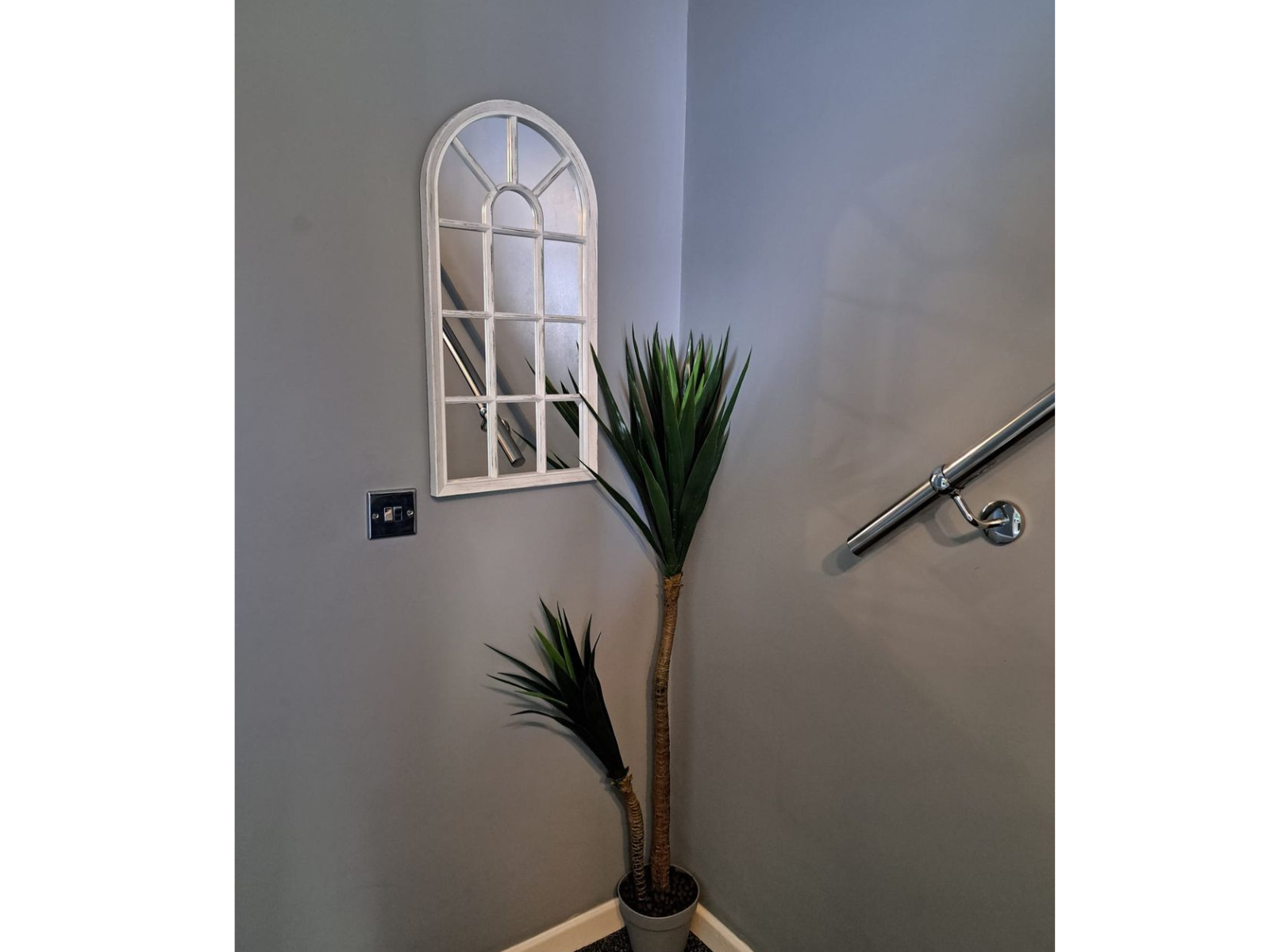 Shoppers are running to Aldi for £10 mirror that transforms the garden ...