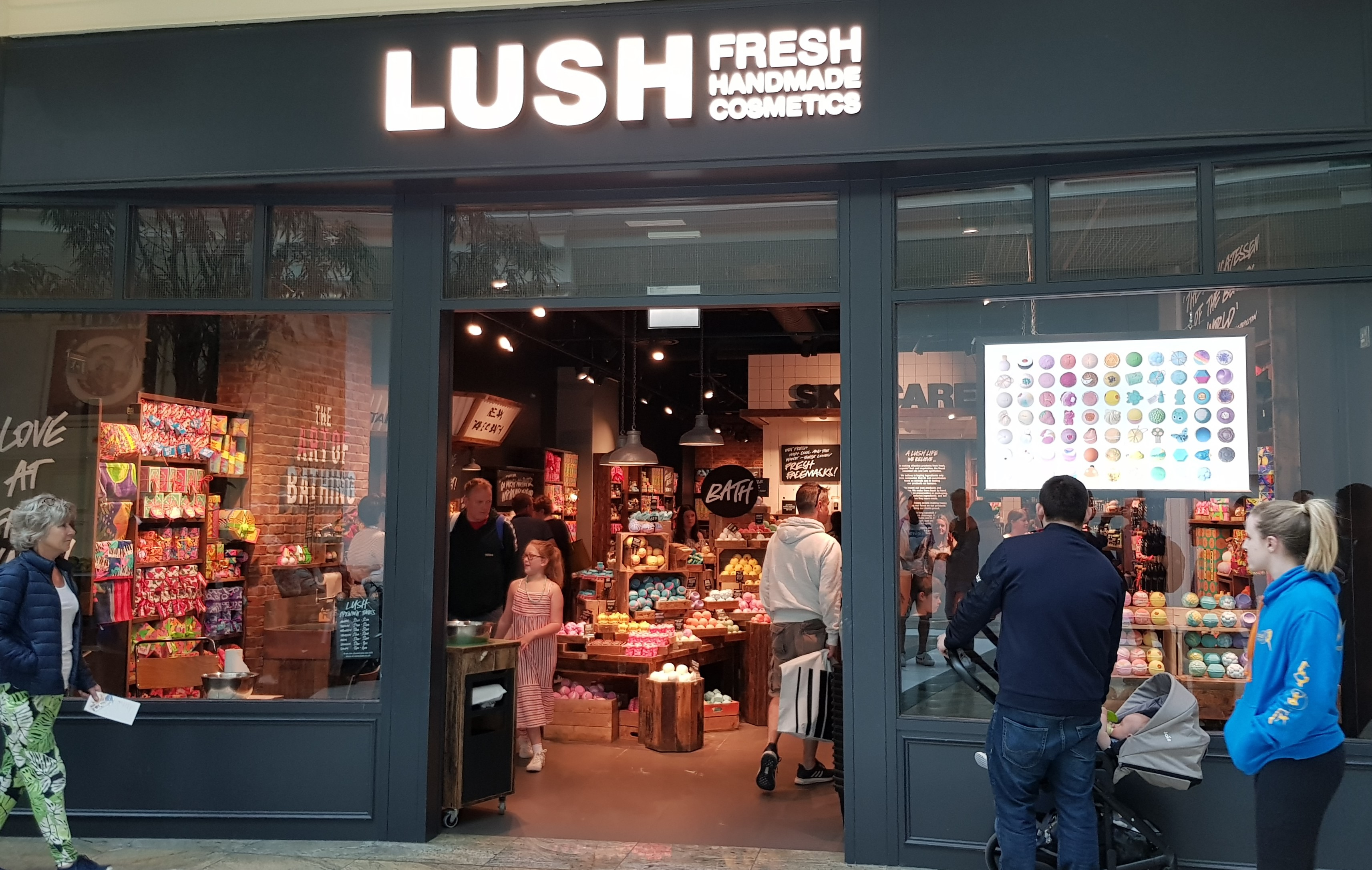 £1.99 dupe for Lush's Snow Fairy stuns fans with its 'gorgeous scent ...