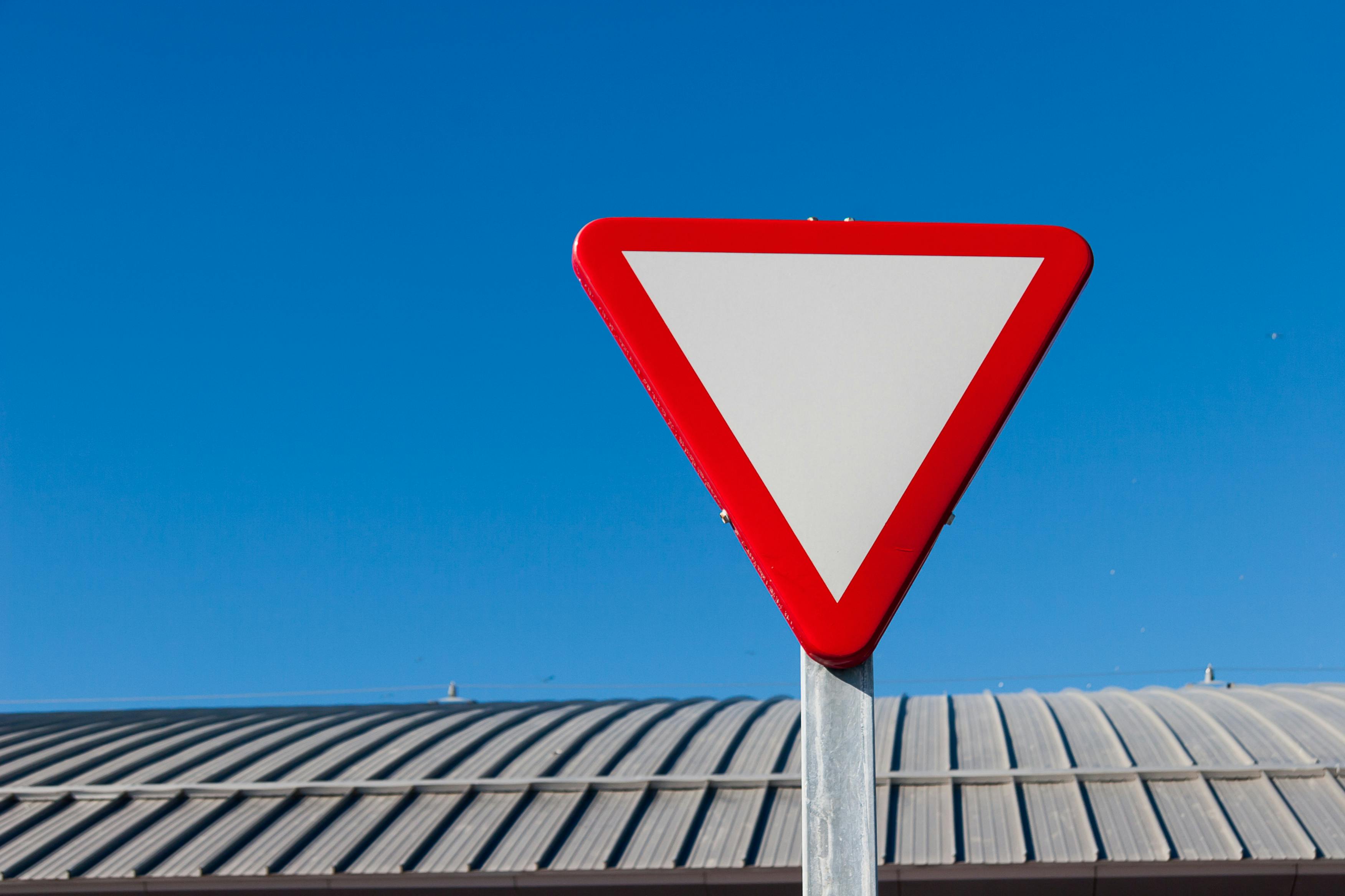 Descubre Todo sobre la Señal de Ceda el Paso - Onroad