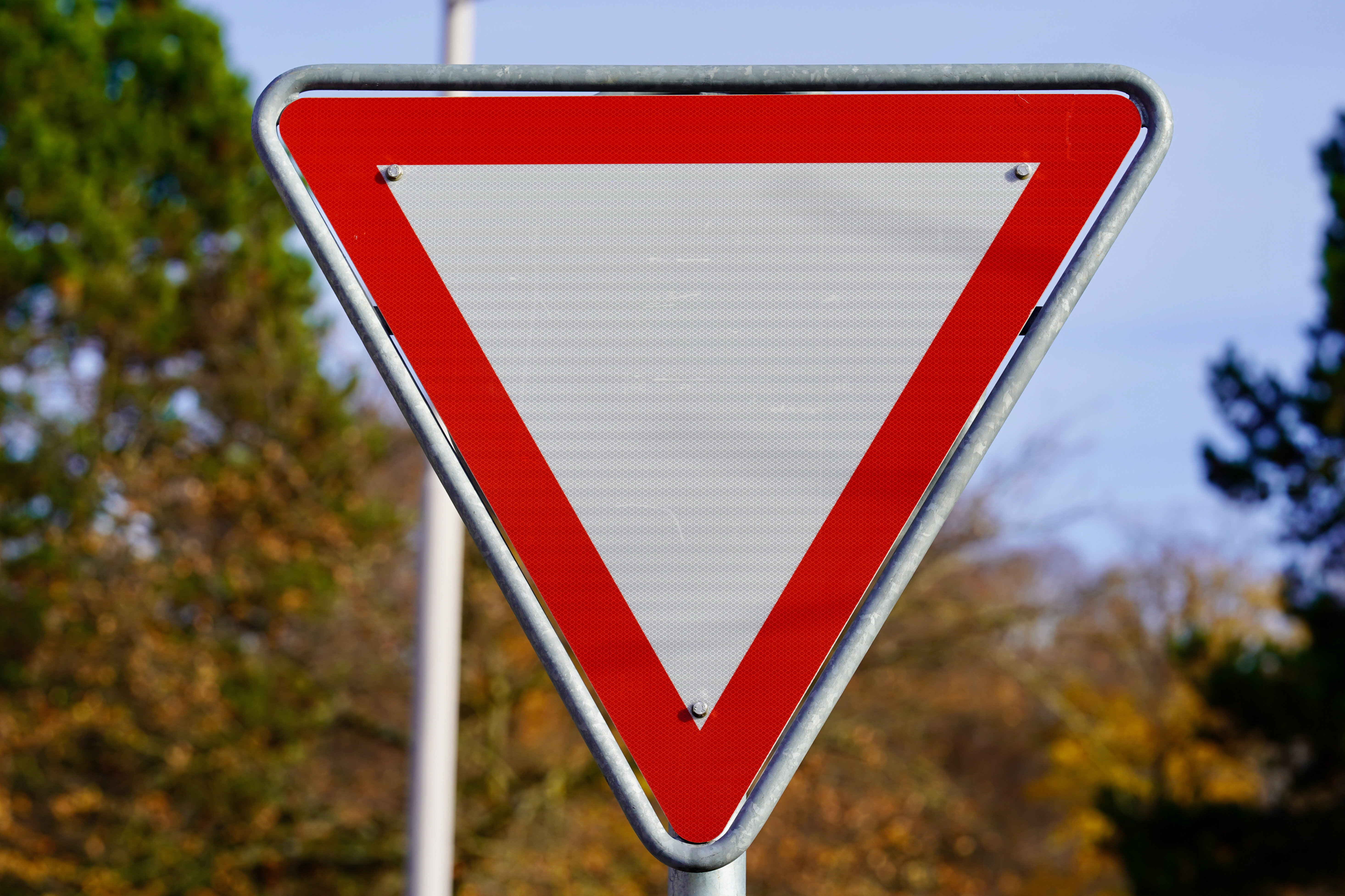 Descubre Todo sobre la Señal de Ceda el Paso - Onroad