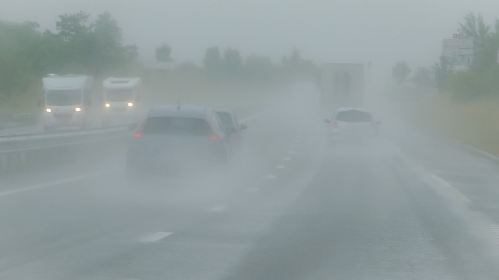 Conducir con niebla y viento: comportamiento y riesgos