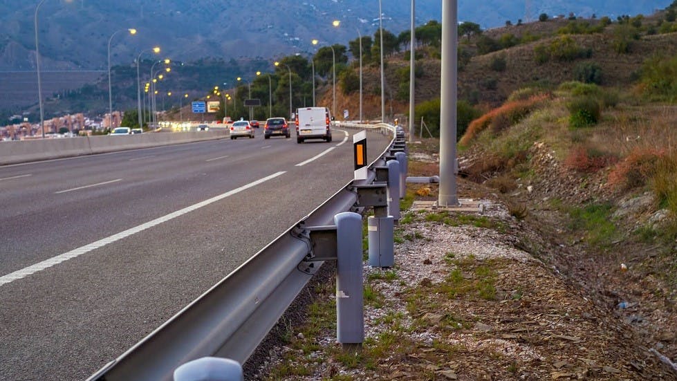 Les délinéateurs positionnés au bord des routes - Ornikar