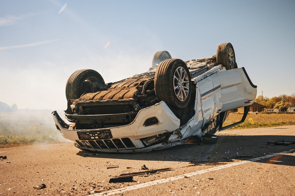 Une Voiture Chute Sur Une Autoroute Après Une Sortie De Route