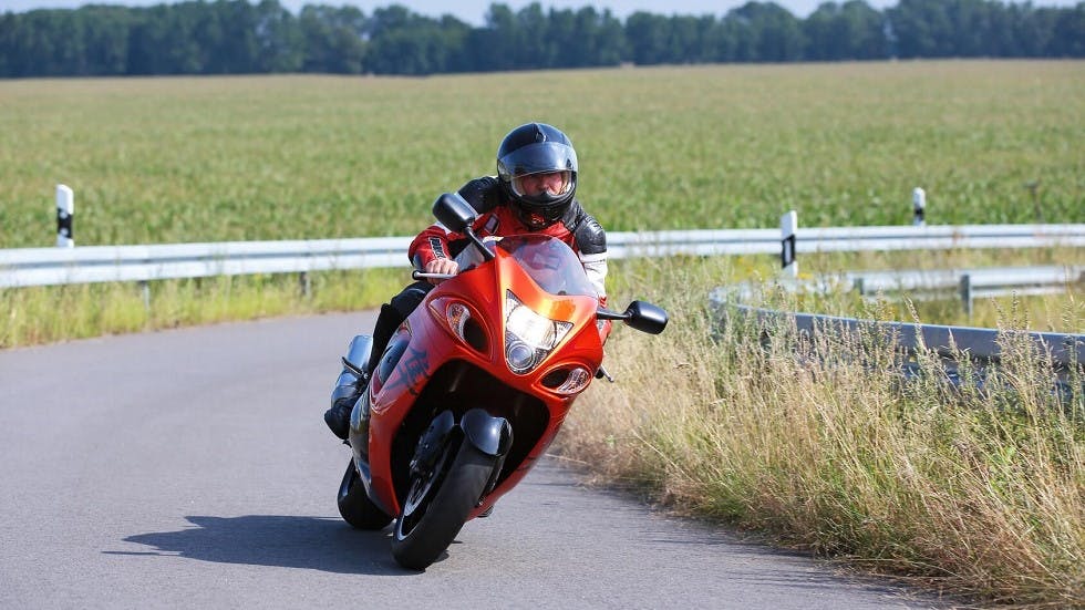 La trajectoire de sécurité à moto : fonctionnement - Ornikar
