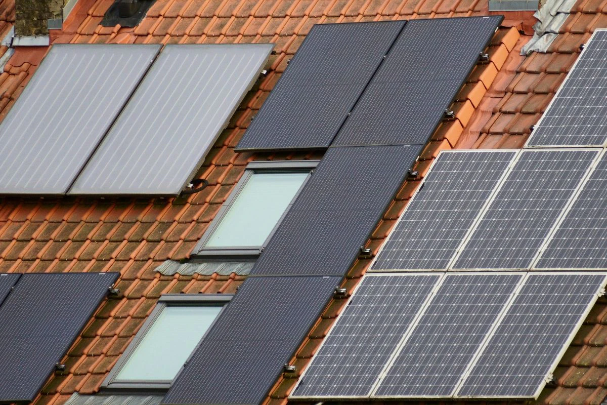 Blue vs. Black Solar Panels: Why Most Panels Are Black