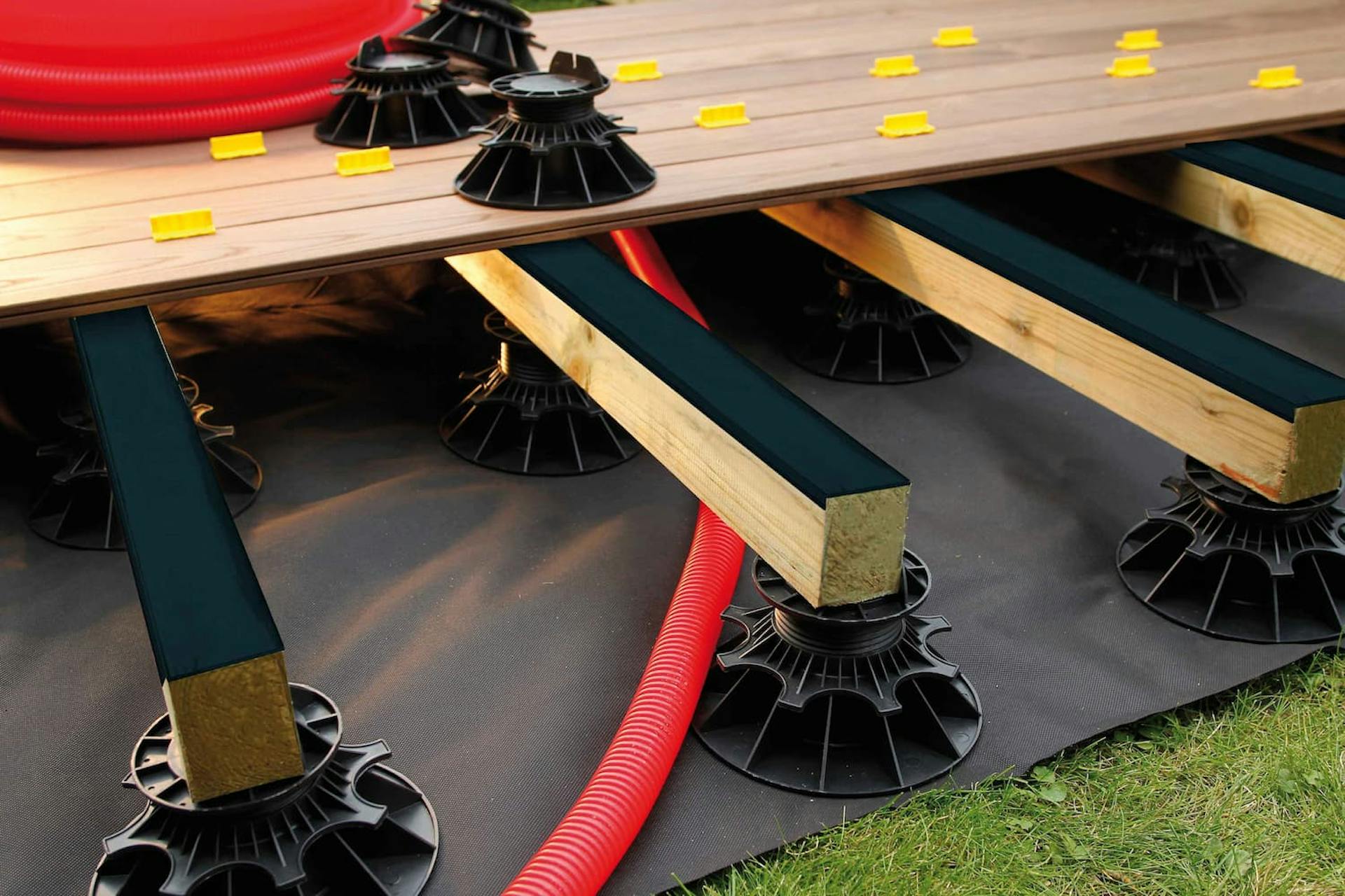 Installer une terrasse bois sur plots : guide complet et détaillé