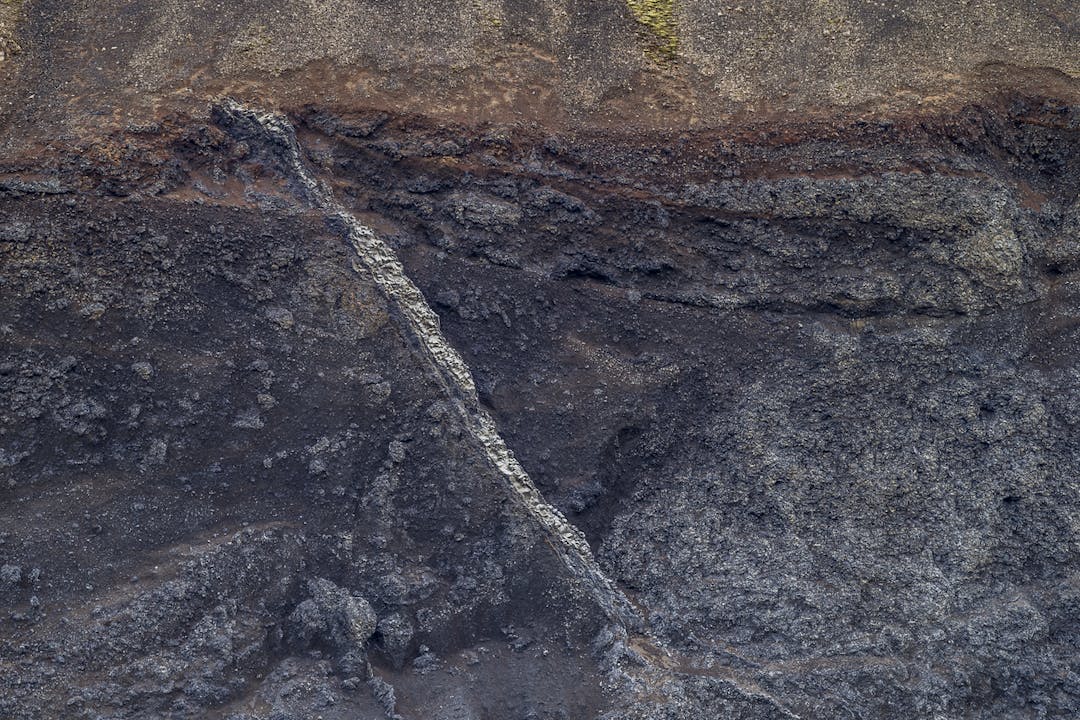 What is a Dike in Geology? | Volcano Glossary | Perlan