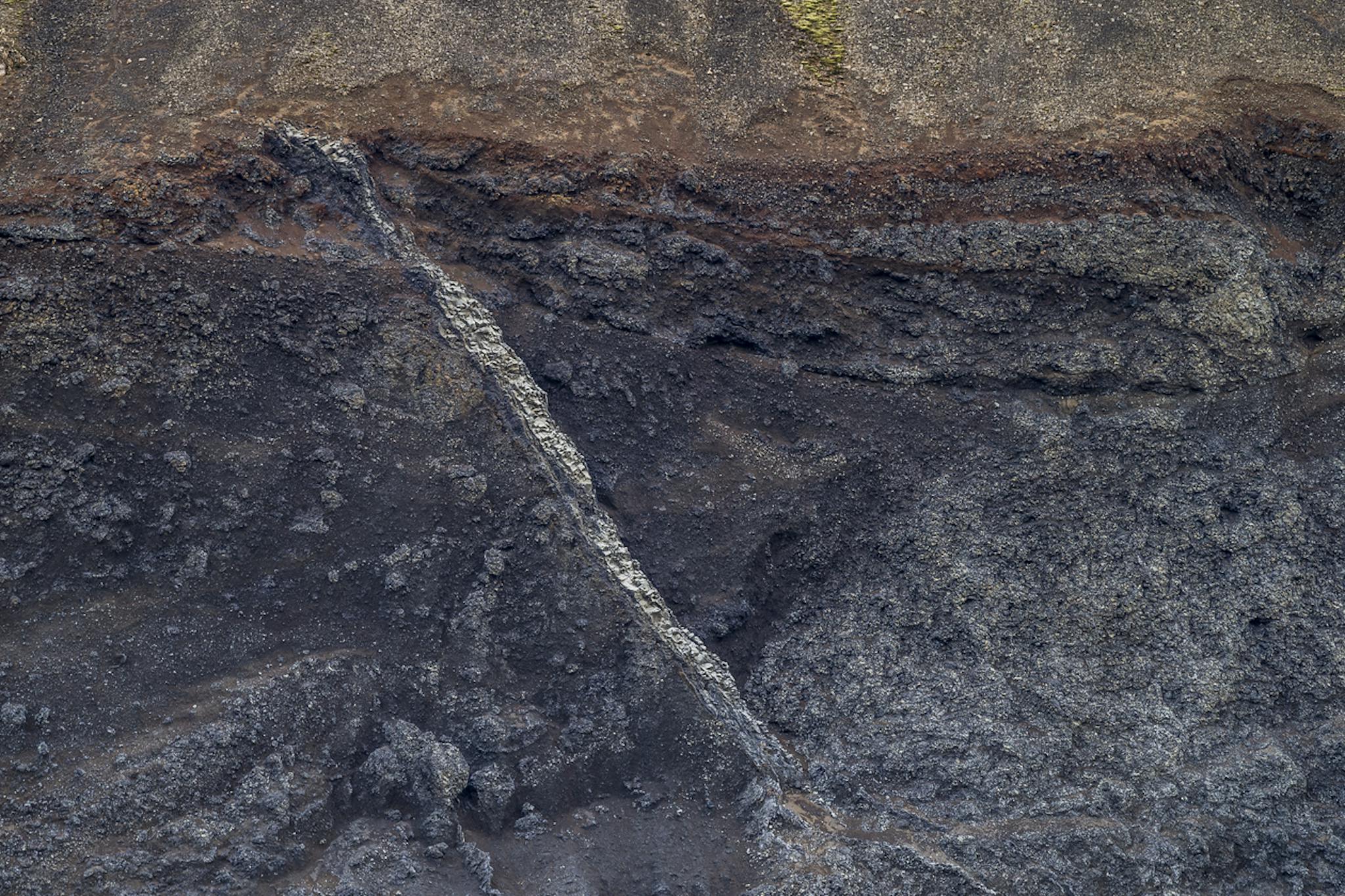 What is a Dike in Geology? | Volcano Glossary | Perlan