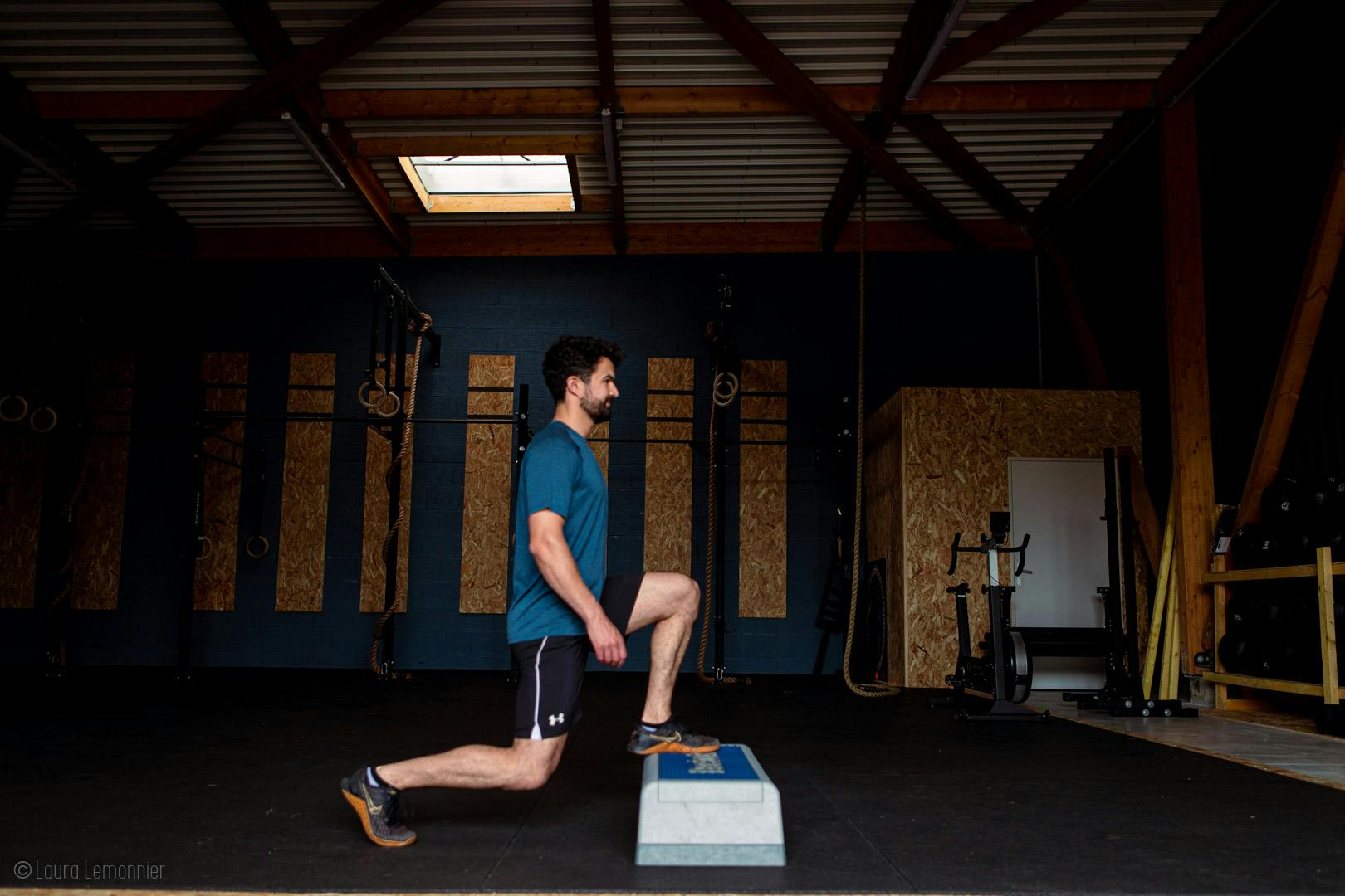 Coach'A - Fente avant gauche avec un pied surélevé