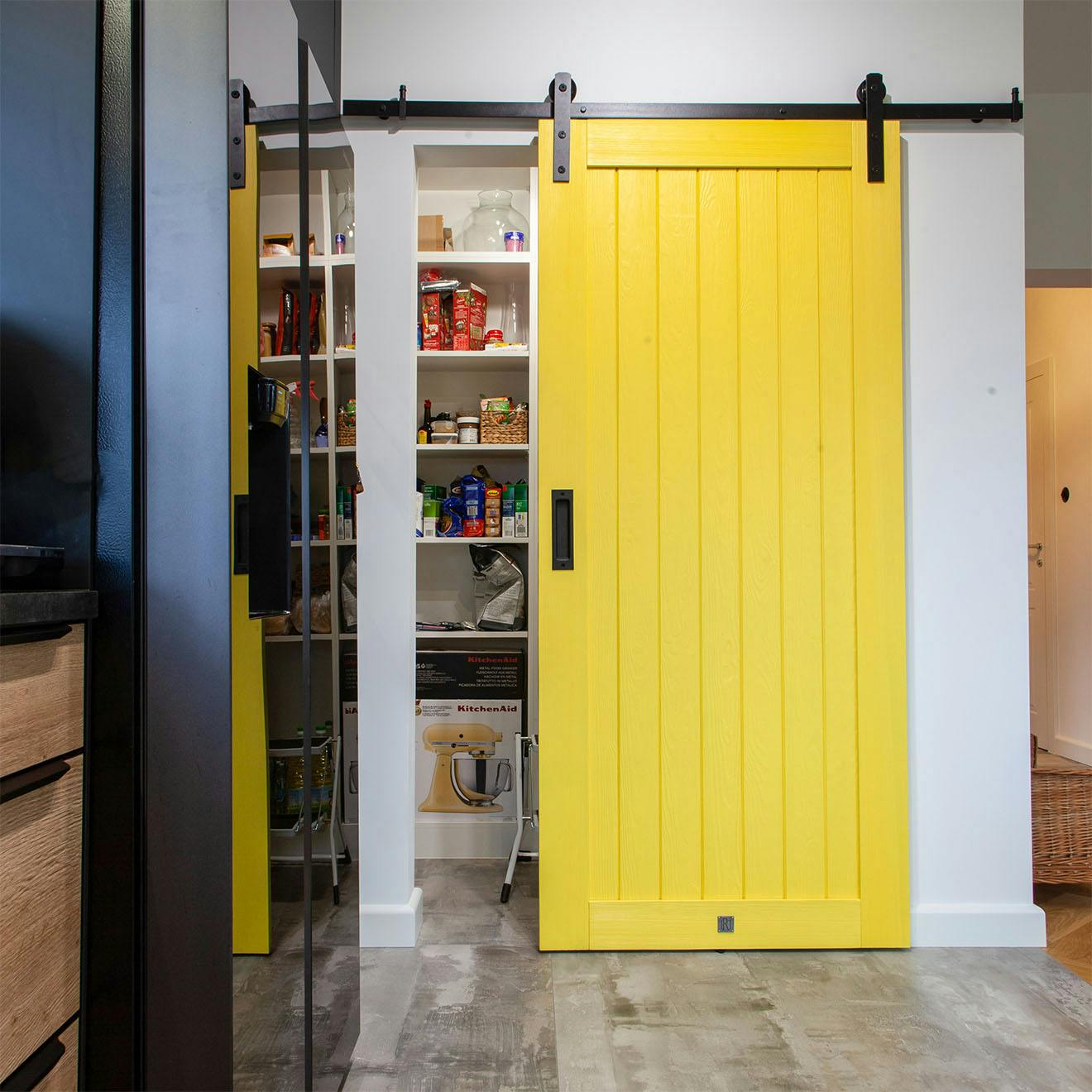 Porte garde-manger - accent jaune dans une cuisine moderne | RENO ...