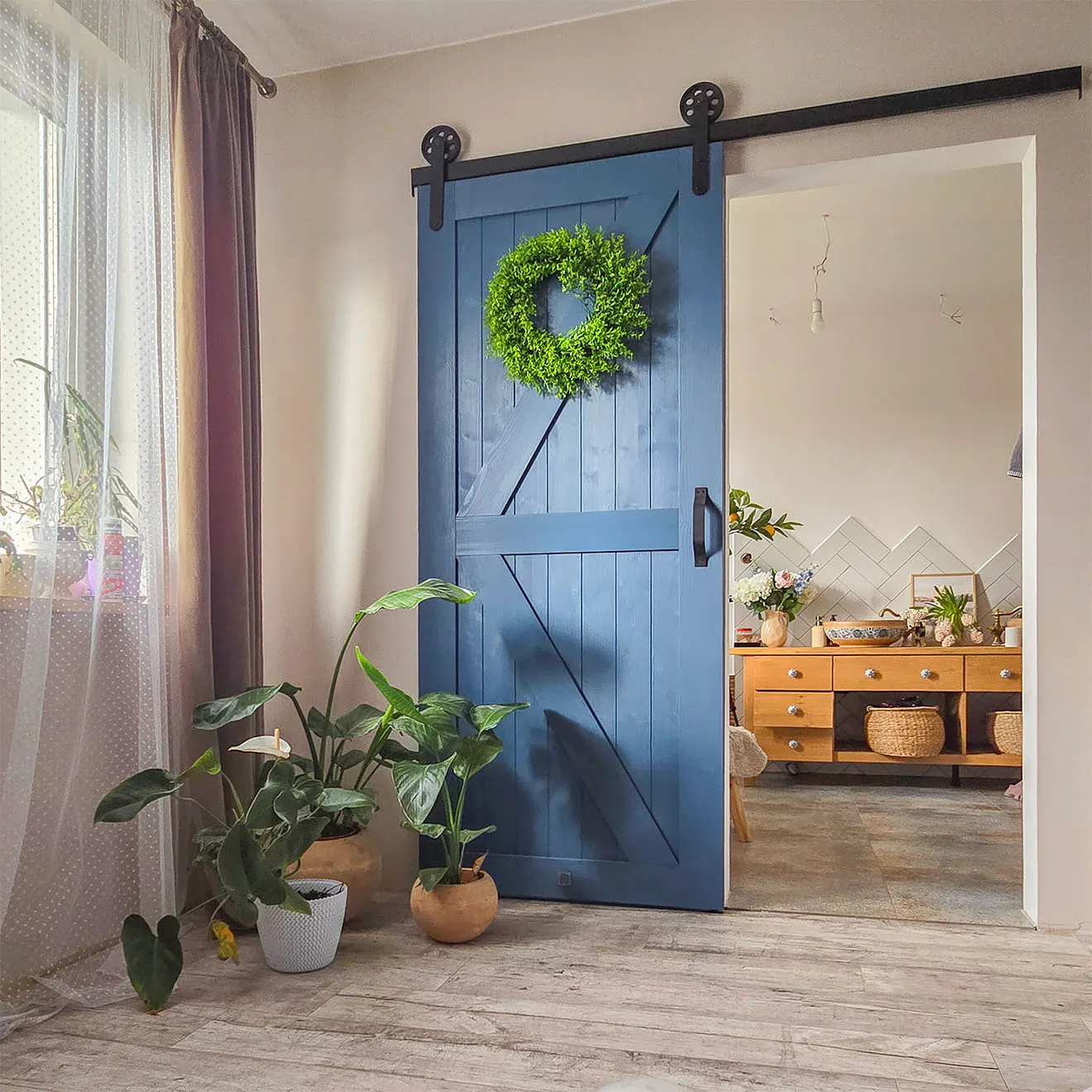Blaue Tür im Schlafzimmer mit eigenem Bad | RENO Schiebetüren