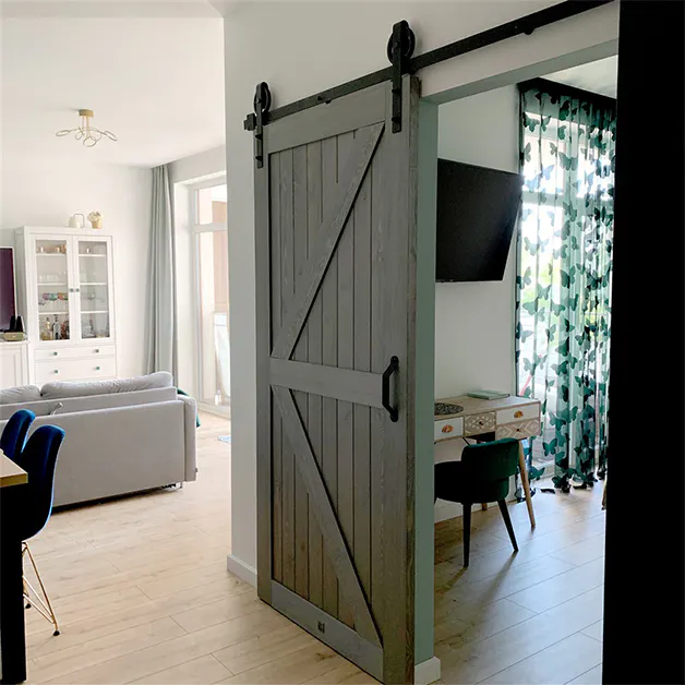 Porte de grange grise dans un intérieur moderne avec des accessoires ...