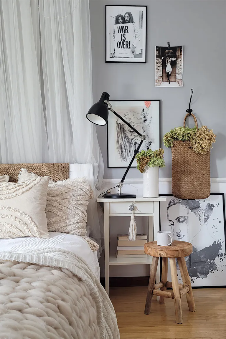 Stylowe wnętrze sypialni z garderobą - modern rustic z akcentami boho ...