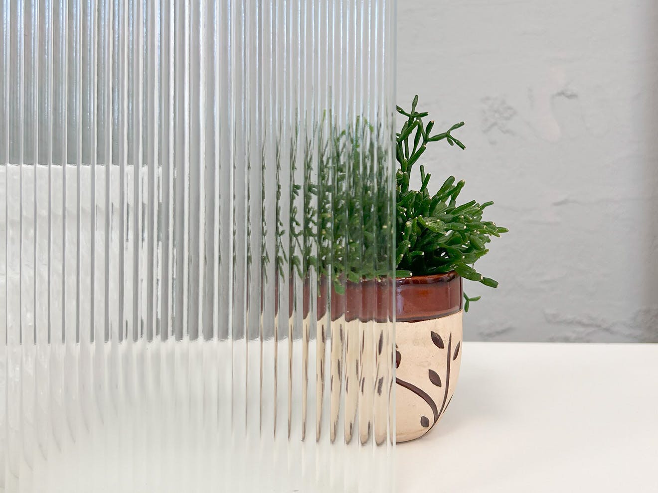 Szkło ryflowane w nowoczesnym designie. | RENO drzwi