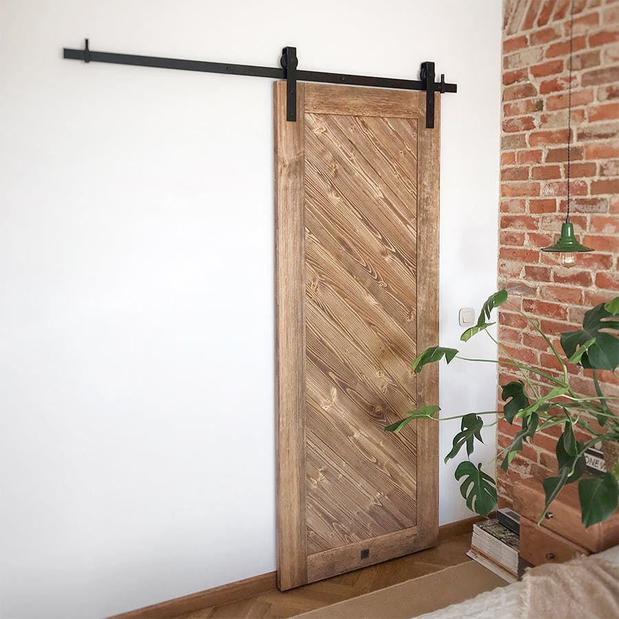 Portes coulissantes en bois de style loft dans l'appartement féminin ...