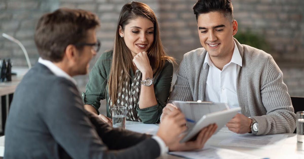 Bank Teller Job Description, Salary: How to Become One