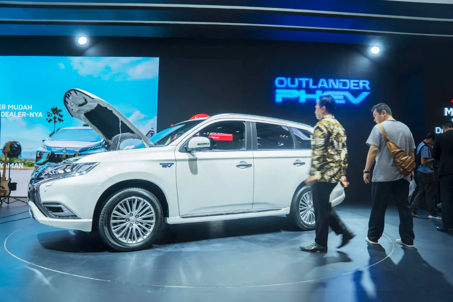 The Guide to Digital Signage for Car Showrooms - ScreenCloud