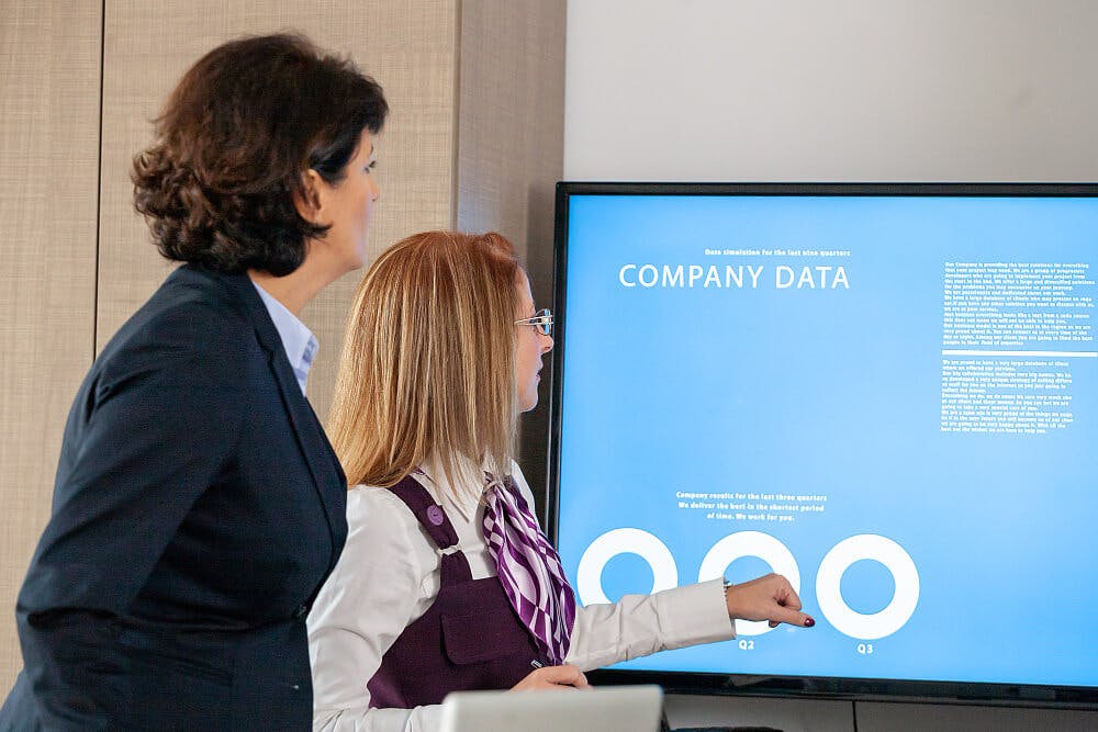 How to Choose Digital Signage Software - ScreenCloud