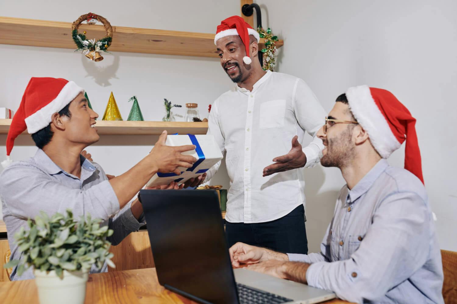 Holiday Messages for Your Internal Comms this Christmas - ScreenCloud
