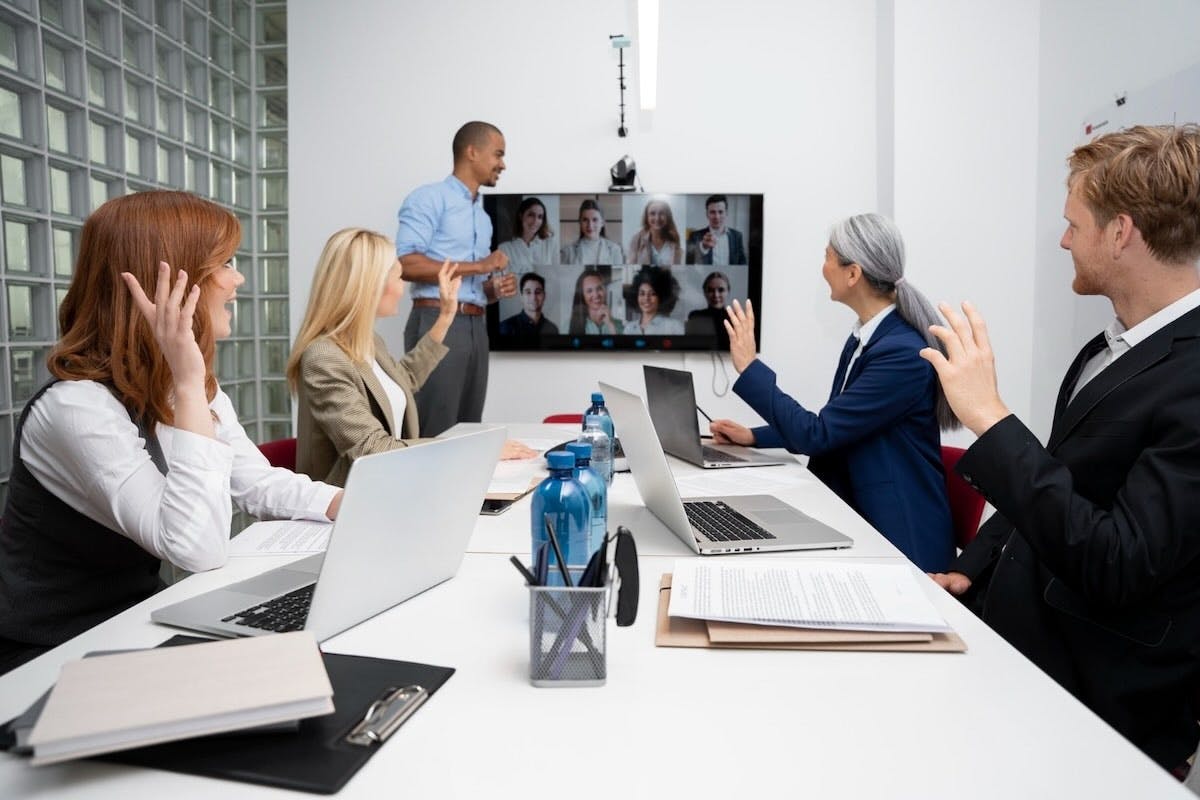 Best Office Communication Systems for Hybrid and Remote Teams - ScreenCloud