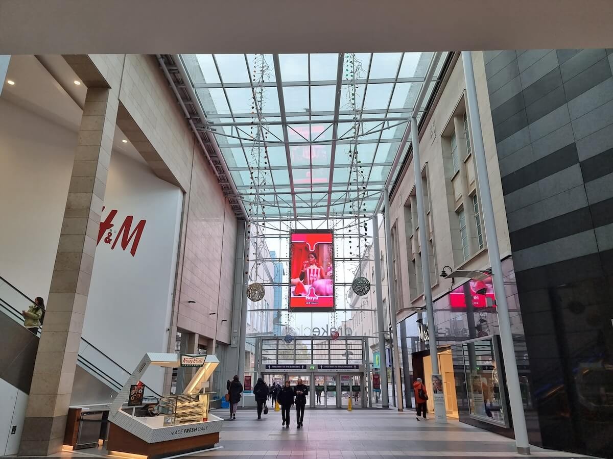 Powerful Ways to Use Digital Signage in Shopping Malls - ScreenCloud
