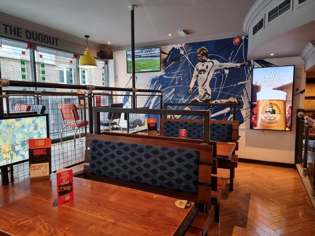 Digital Signage for Pubs, Sports Bars, and Night Clubs - ScreenCloud