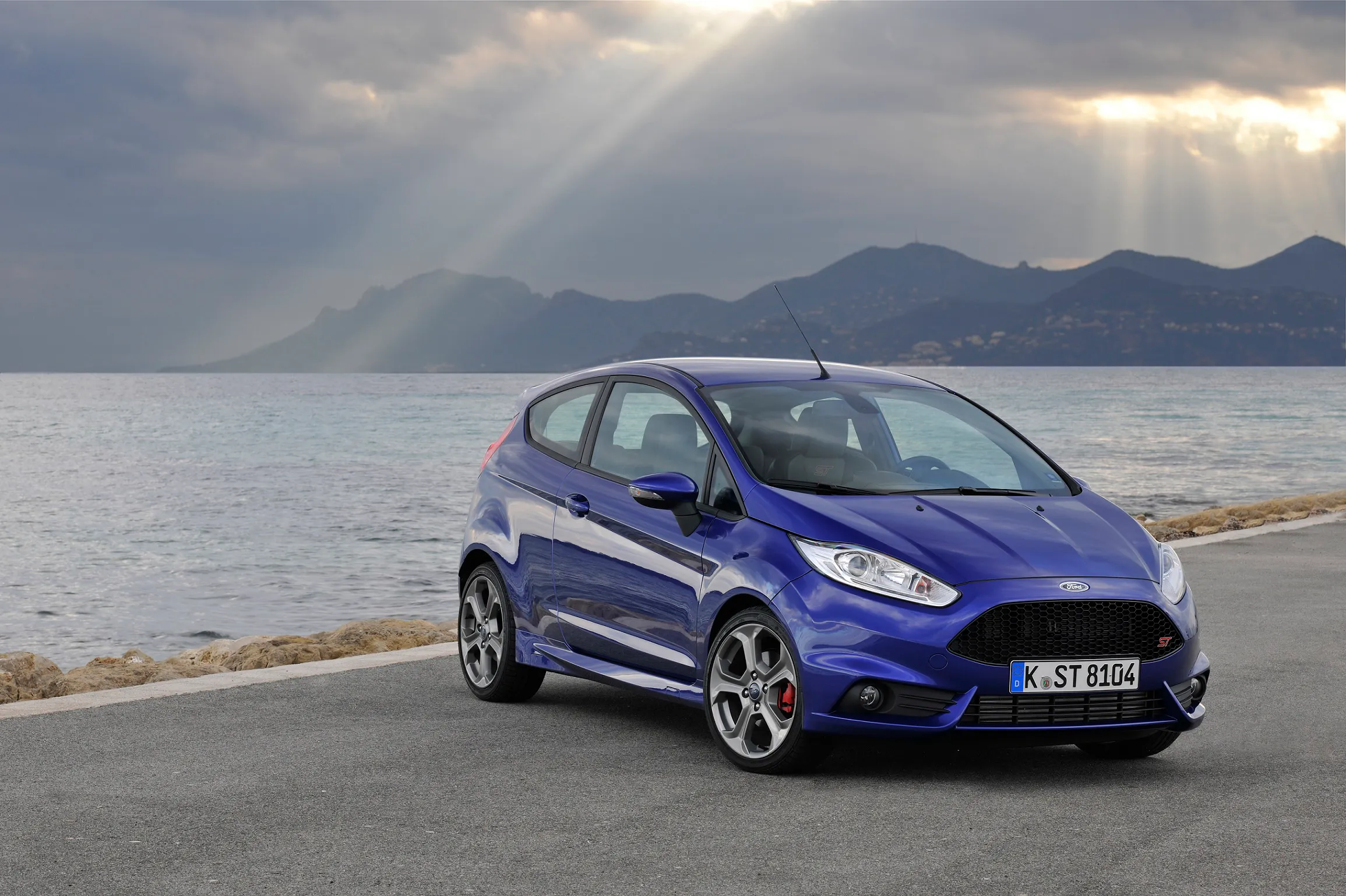 Blauer Ford Fiesta