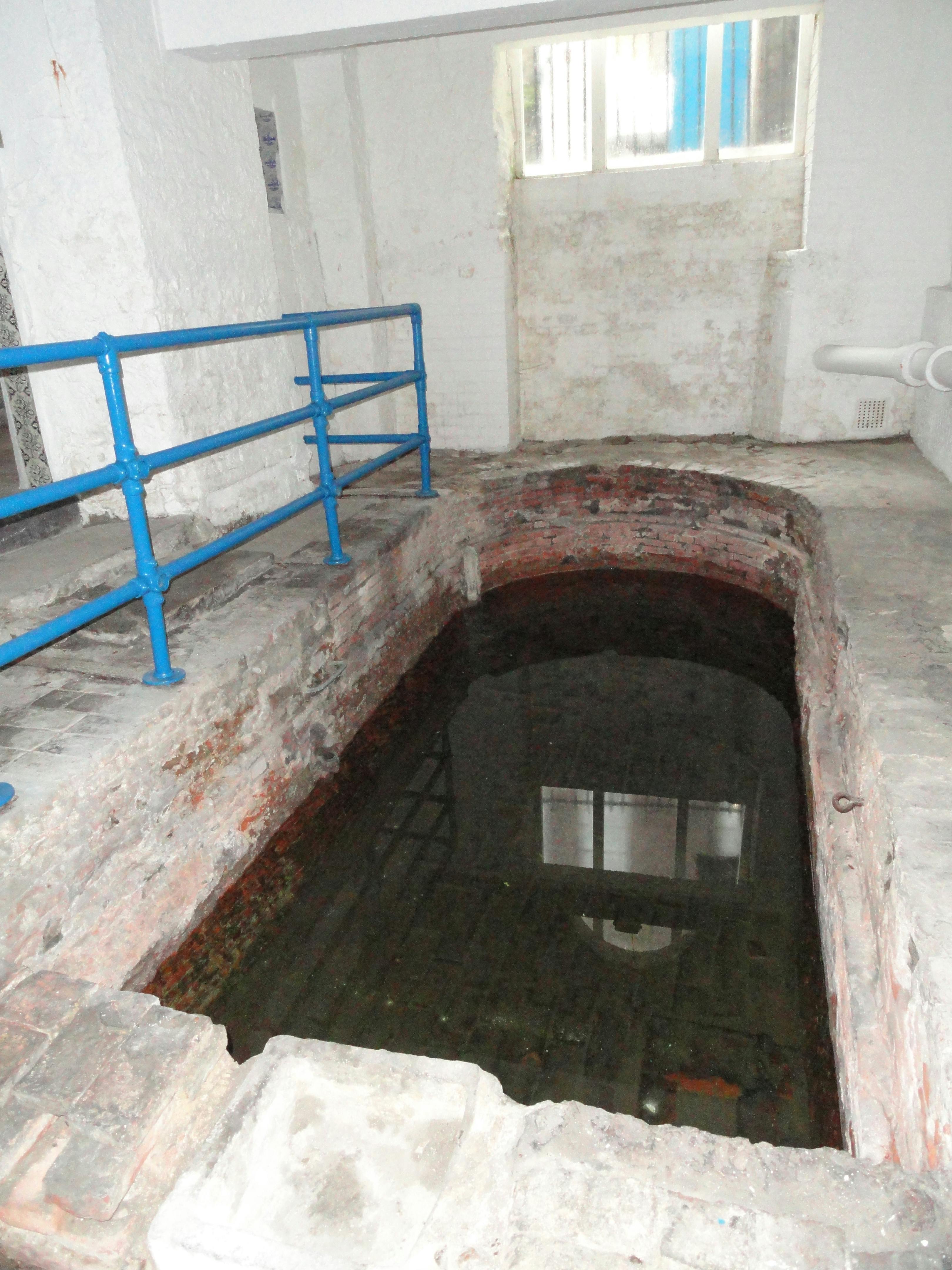 London's mysterious "Roman Bath" - Building - Bite Sized Britain ...