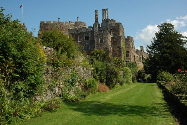 Berkeley Castle - an ancient fortress where a king was murdered ...