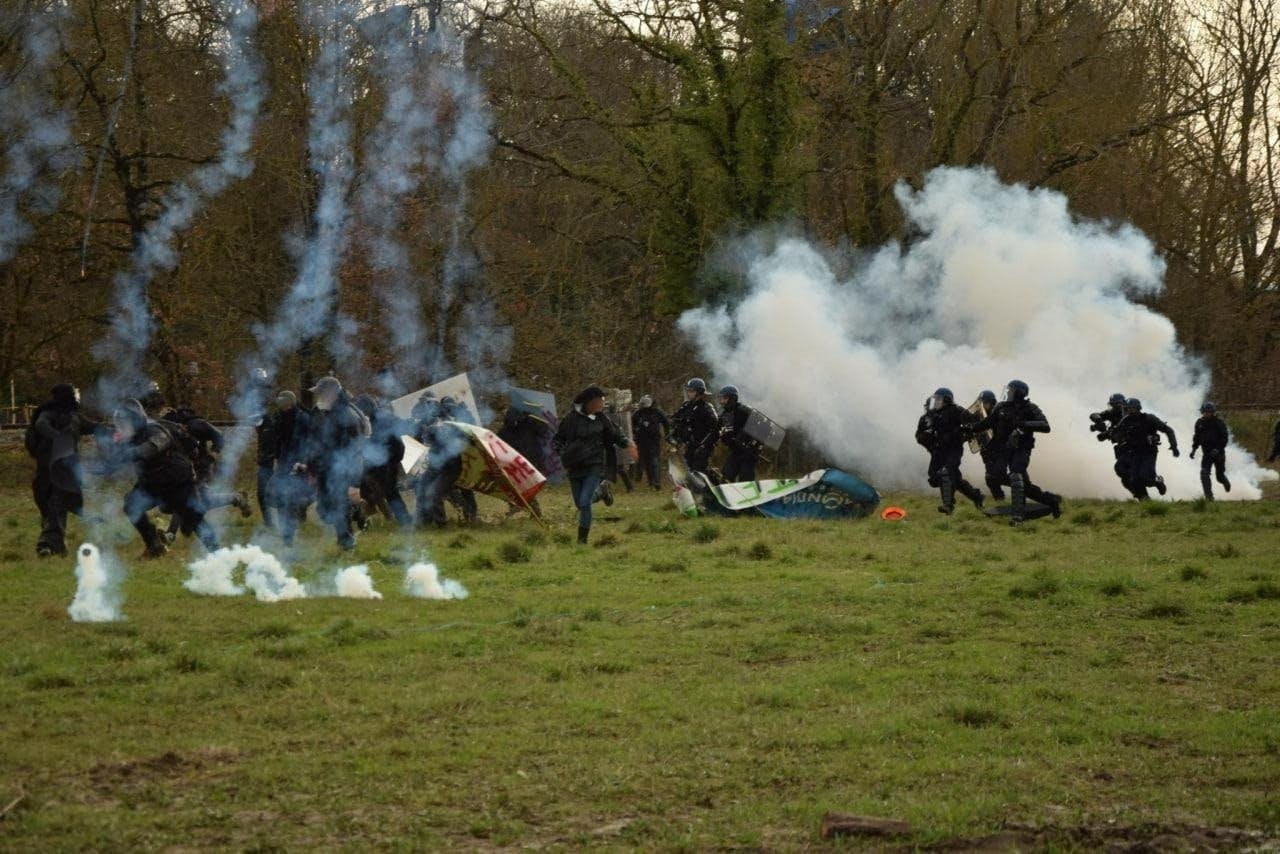 À l’heure actuelle, la police a repris le bois, et assiège les militant ...
