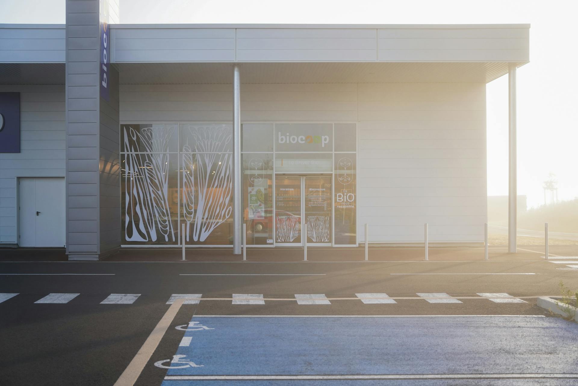 Biocoop le Brivet Bio: Identité visuelle au cœur d'un design d'espace ...
