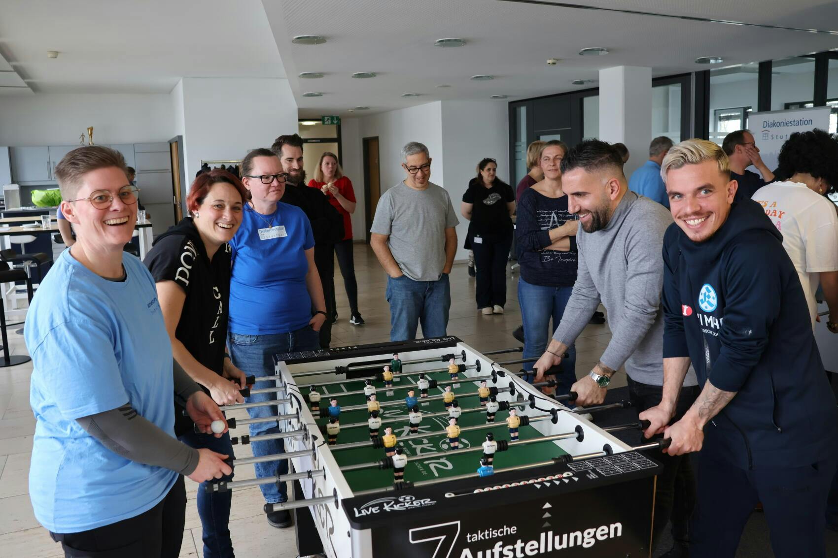 Die Kickers beim Tischkickerturnier der Diakoniestation. - SV ...