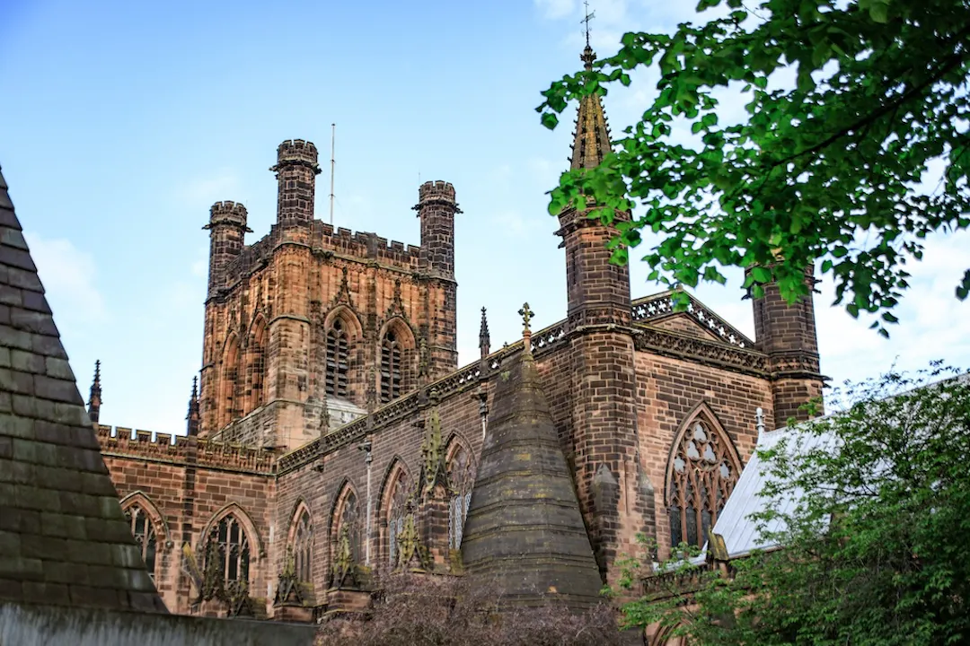 Solar panels on listed buildings: explained [UK, 2026]
